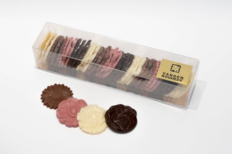 Bloemetjes in puur, melk, wit en ruby chocolade - Chocolaterie ...